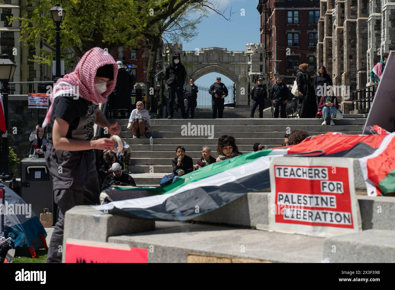 Manhattan, United States. 25th Apr, 2024. A demonstrator tapes a flag ...