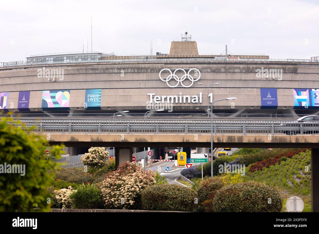 Terminal en roissy charles de gaulle hi-res stock photography and ...