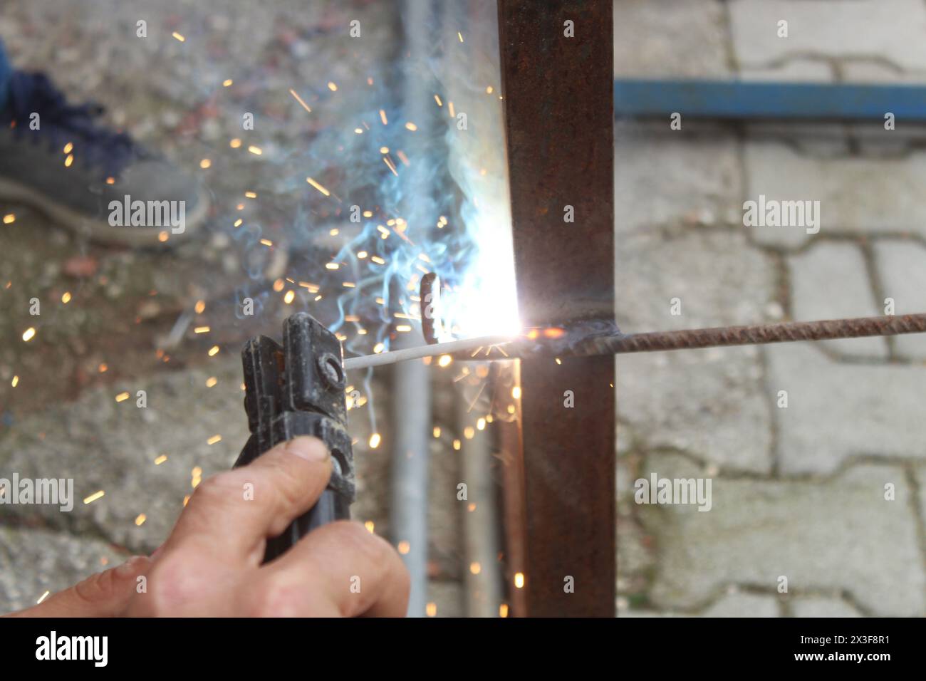 Iron welding hi-res stock photography and images - Alamy