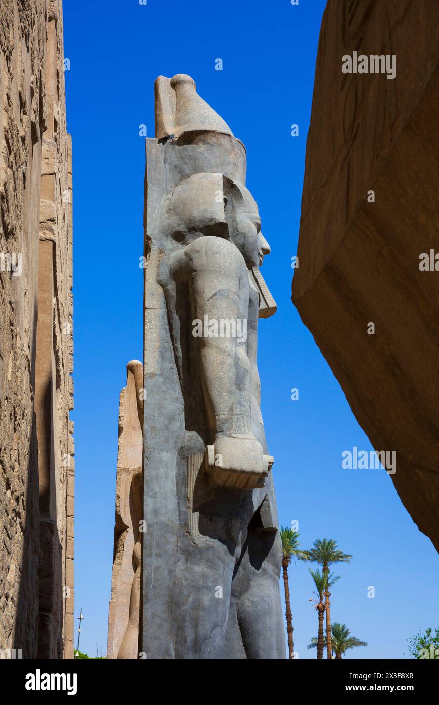 Sculpture colossus egyptian hi-res stock photography and images - Alamy
