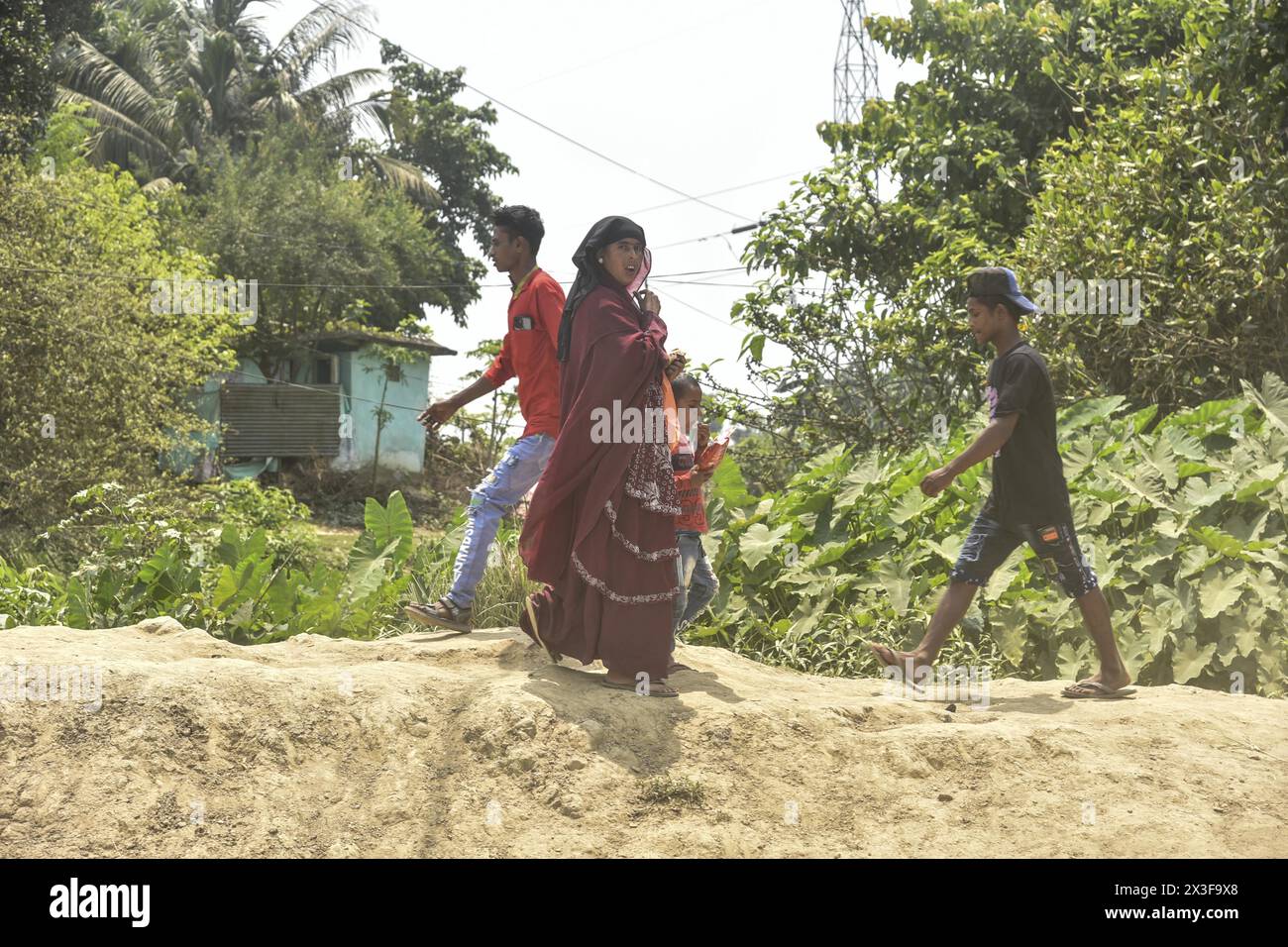 Muslim woman voting hi-res stock photography and images - Alamy
