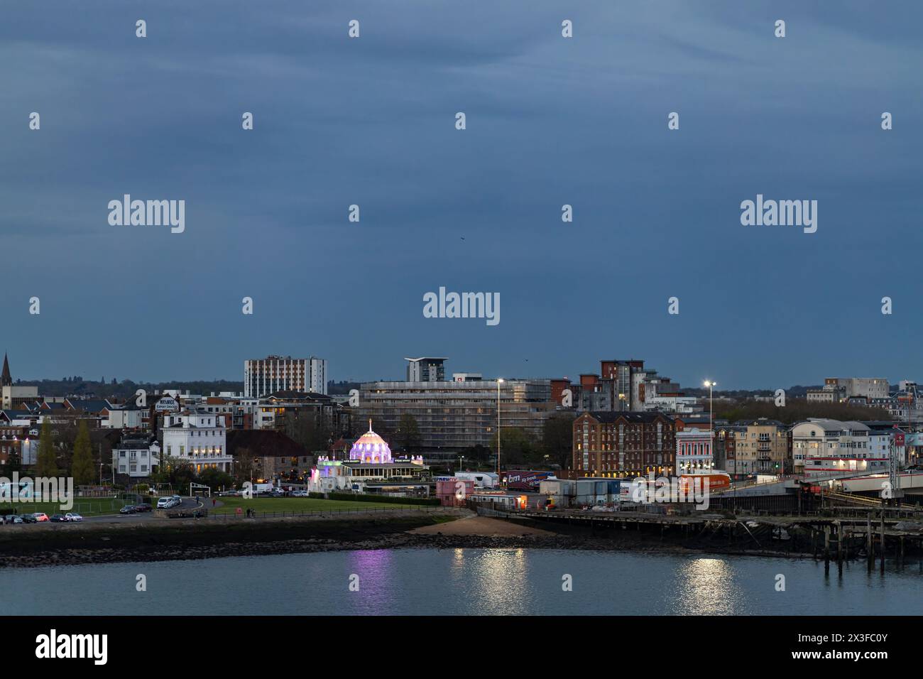 port of southampton at night Stock Photo - Alamy