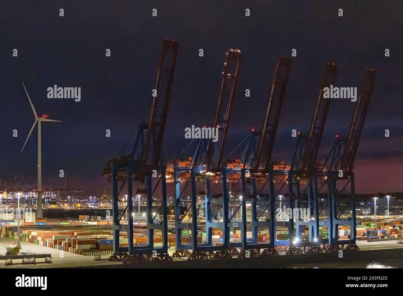 Hamburg container terminal night hi-res stock photography and images ...
