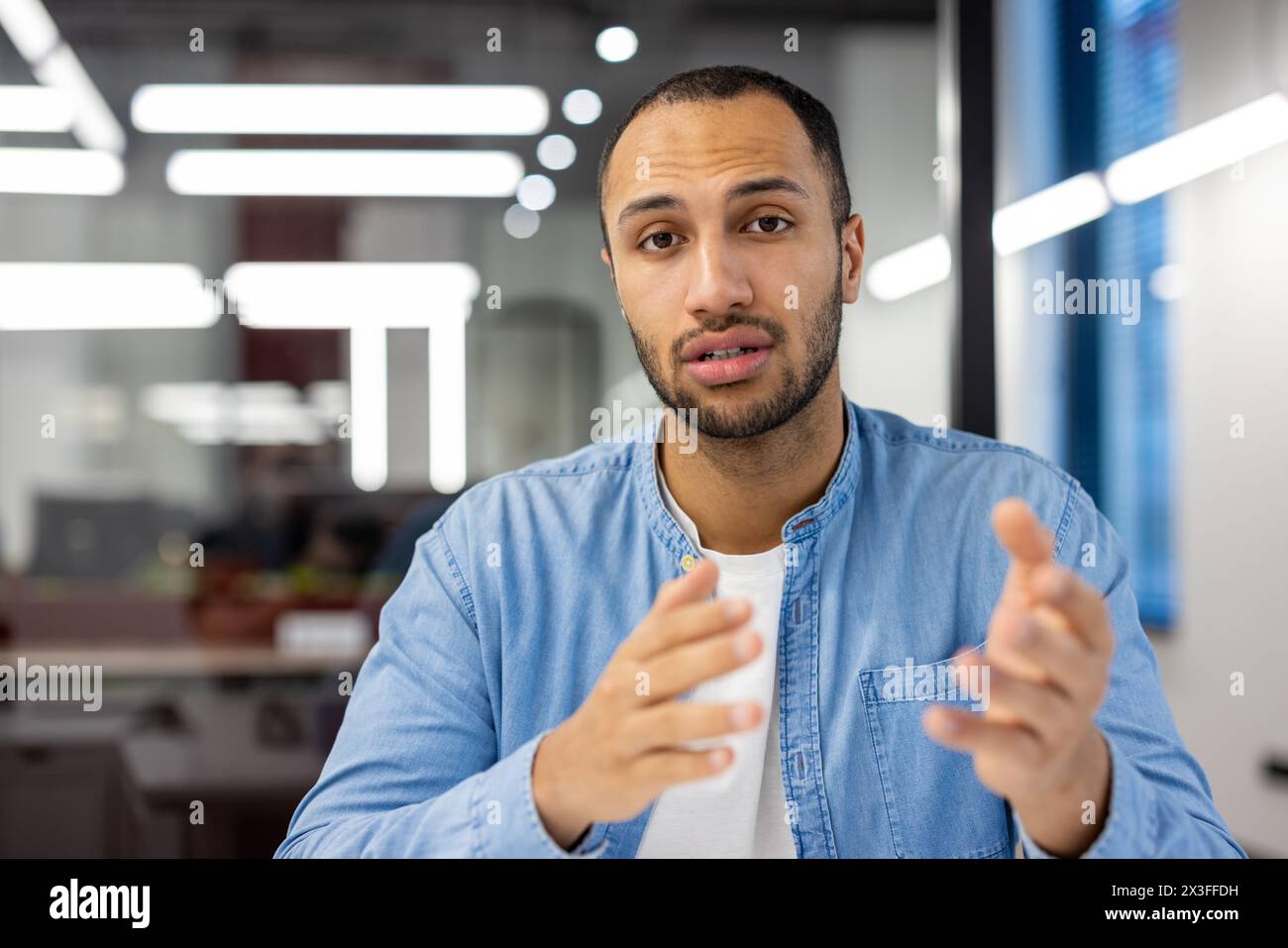 Arab men talking close hi-res stock photography and images - Alamy