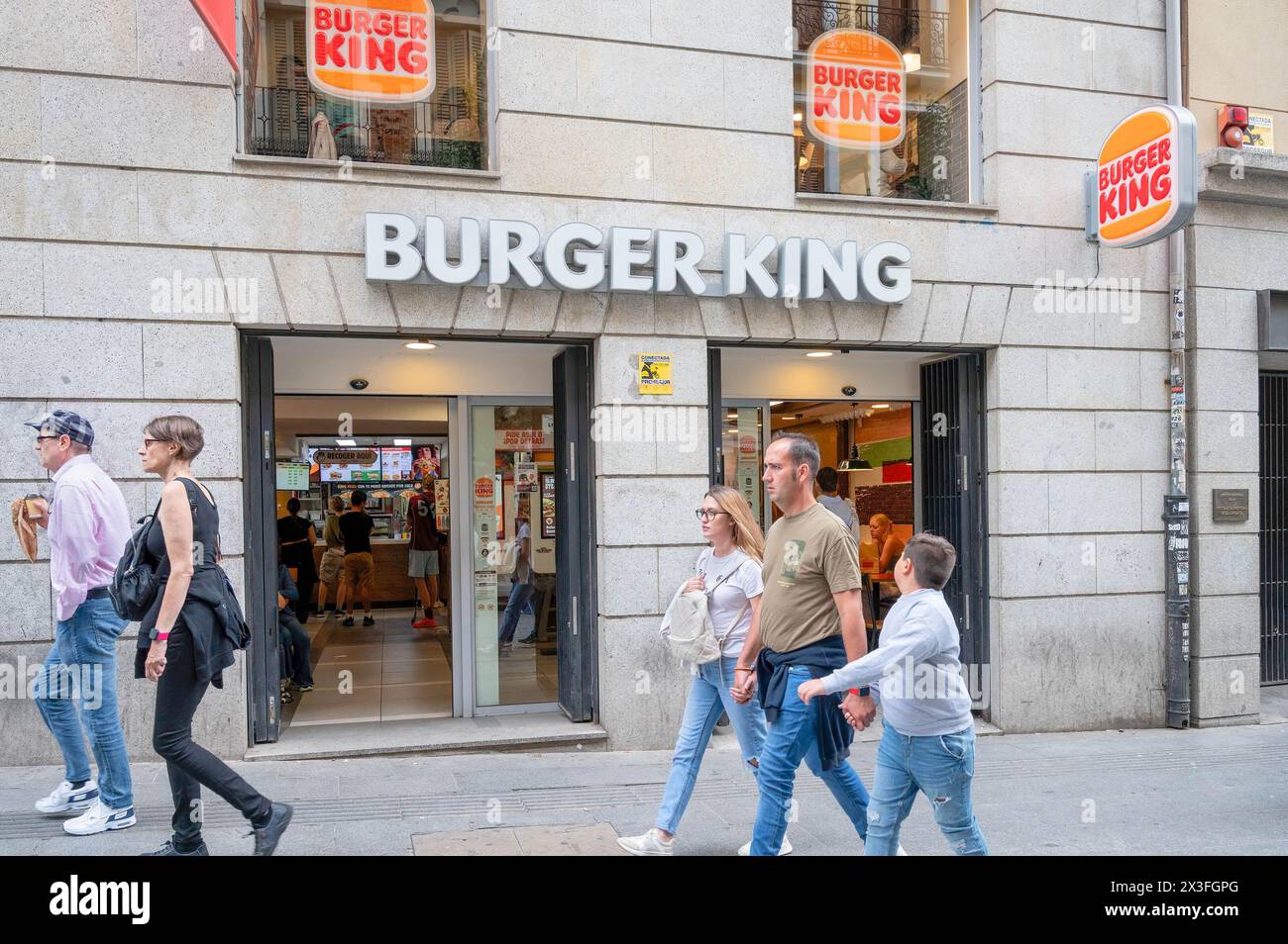 Madrid, Spain. 17th Sep, 2023. People walk past the American chain of ...
