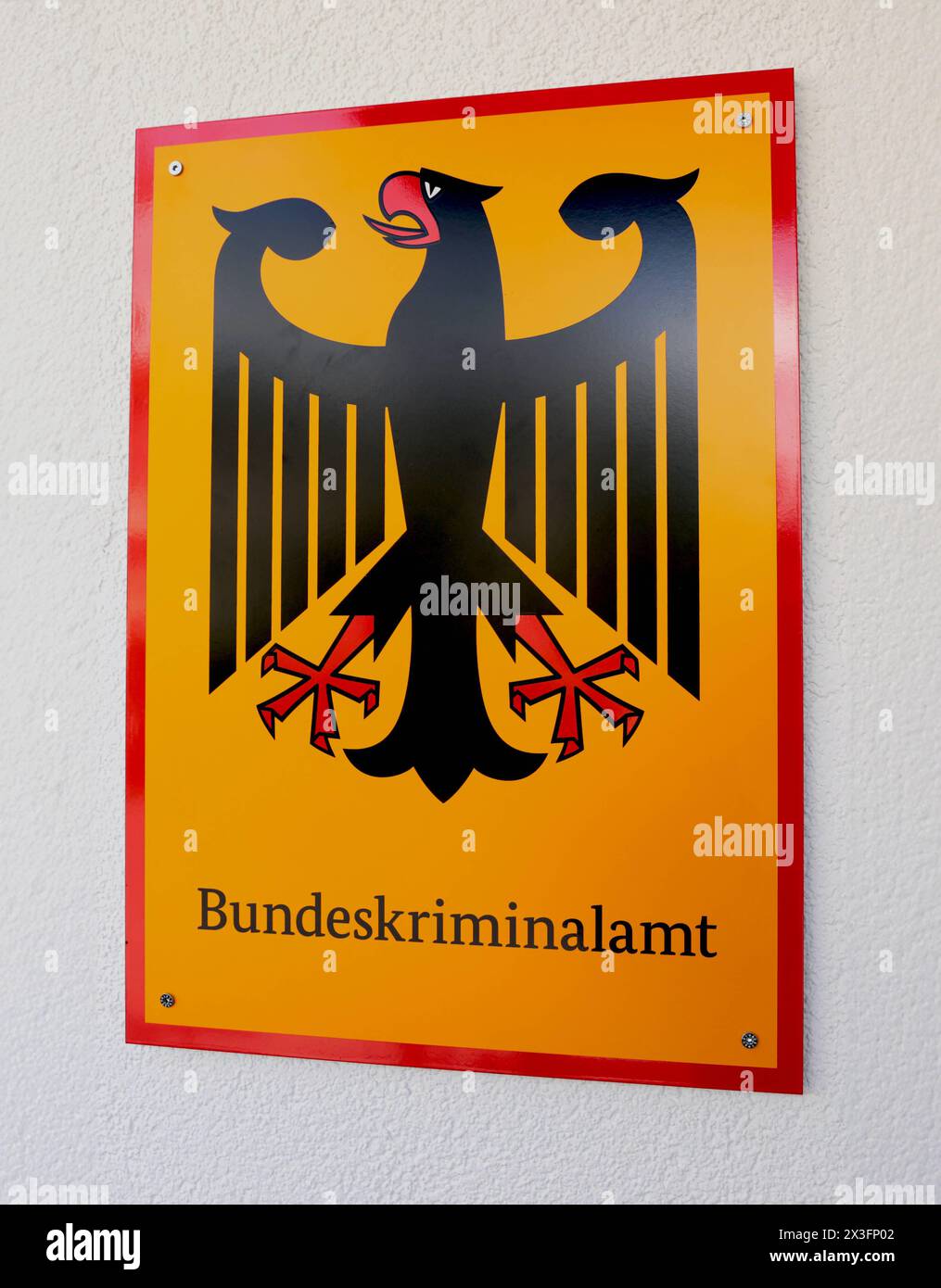 Ein Behördenschild des Bundeskriminalamt BKA mit Bundesadler ...