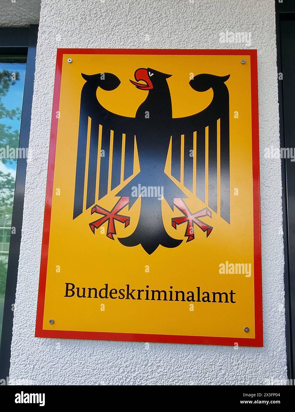 Ein Behördenschild des Bundeskriminalamt BKA mit Bundesadler ...