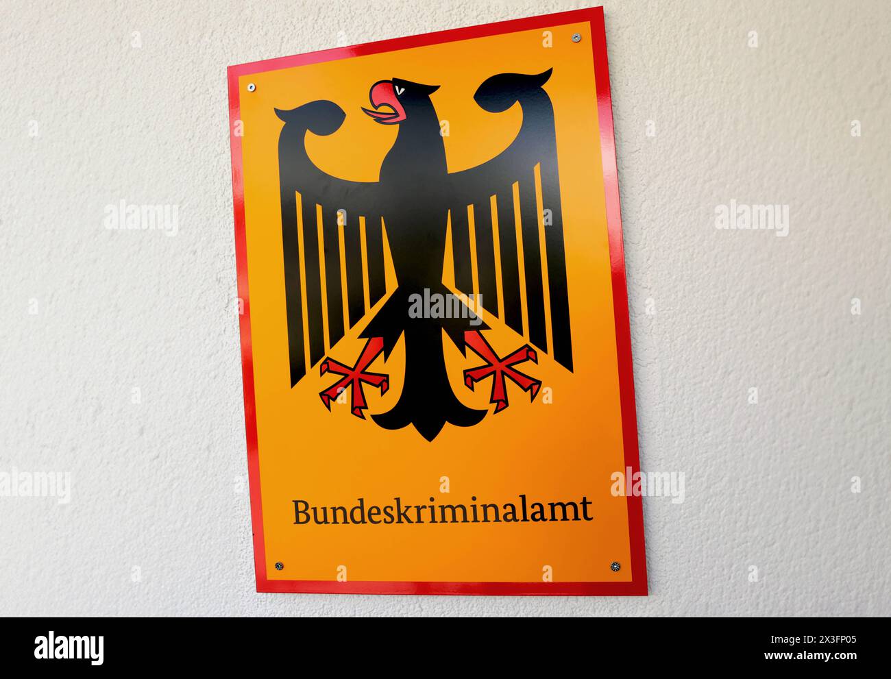 Ein Behördenschild des Bundeskriminalamt BKA mit Bundesadler ...