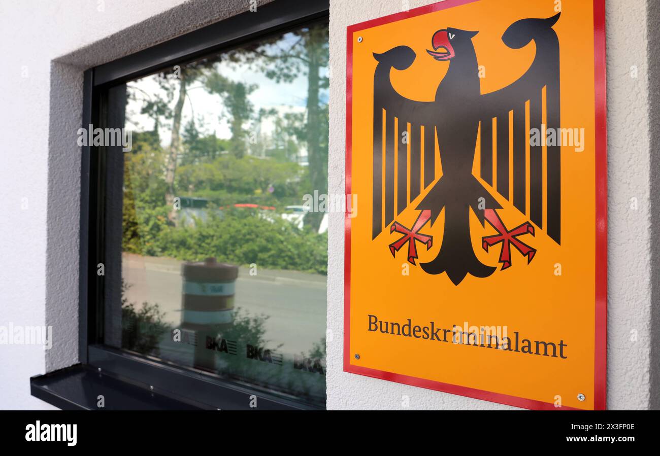 Ein Behördenschild des Bundeskriminalamt BKA mit Bundesadler ...