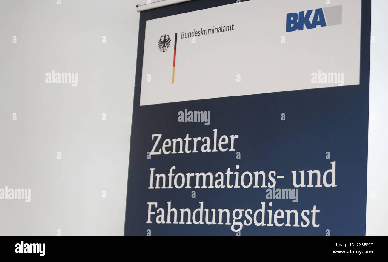 Ein Roll-up-Banner des Bundeskriminalamt BKA mit Schriftzug Zentraler ...