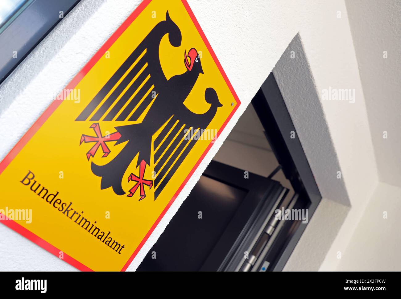 Ein Behördenschild des Bundeskriminalamt BKA mit Bundesadler ...