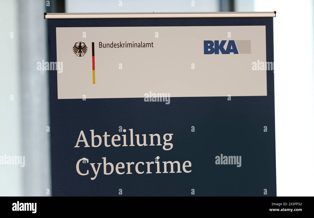 Roll-up-Banner im Bundeskriminalamt BKA in Wiesbaden mit Schriftzug ...