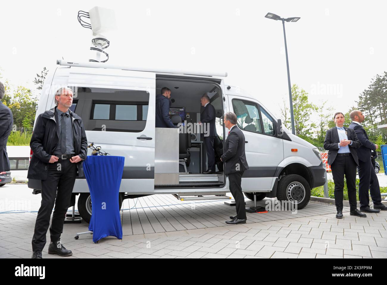 Bundeskanzler Olaf Scholz wird in einem Verifikator-Fahrzeug der ...