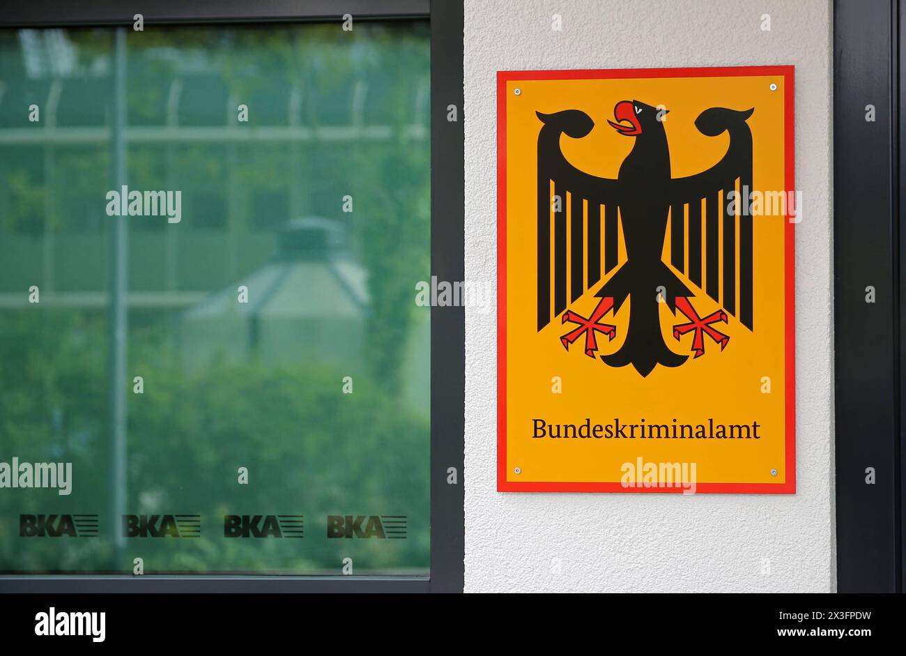 Das Behördenschild des Bundeskriminalamts BKA mit Bundesadler ...