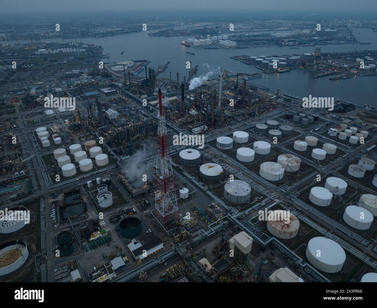 Refinery storage tanks structures hi-res stock photography and images ...