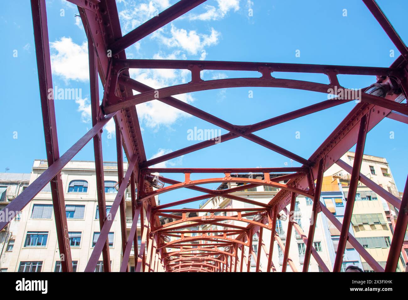 Red metal beams hi-res stock photography and images - Alamy