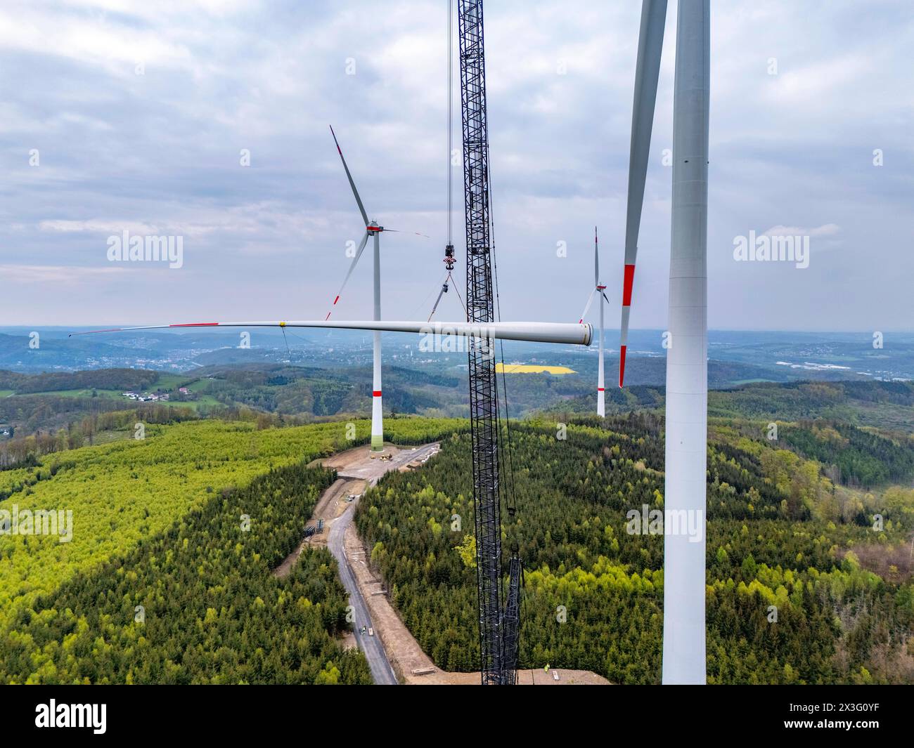 Aufbau eines Windrades, Windenergieanlage, Montage des dritten Flügels, mit einem Raupen ...