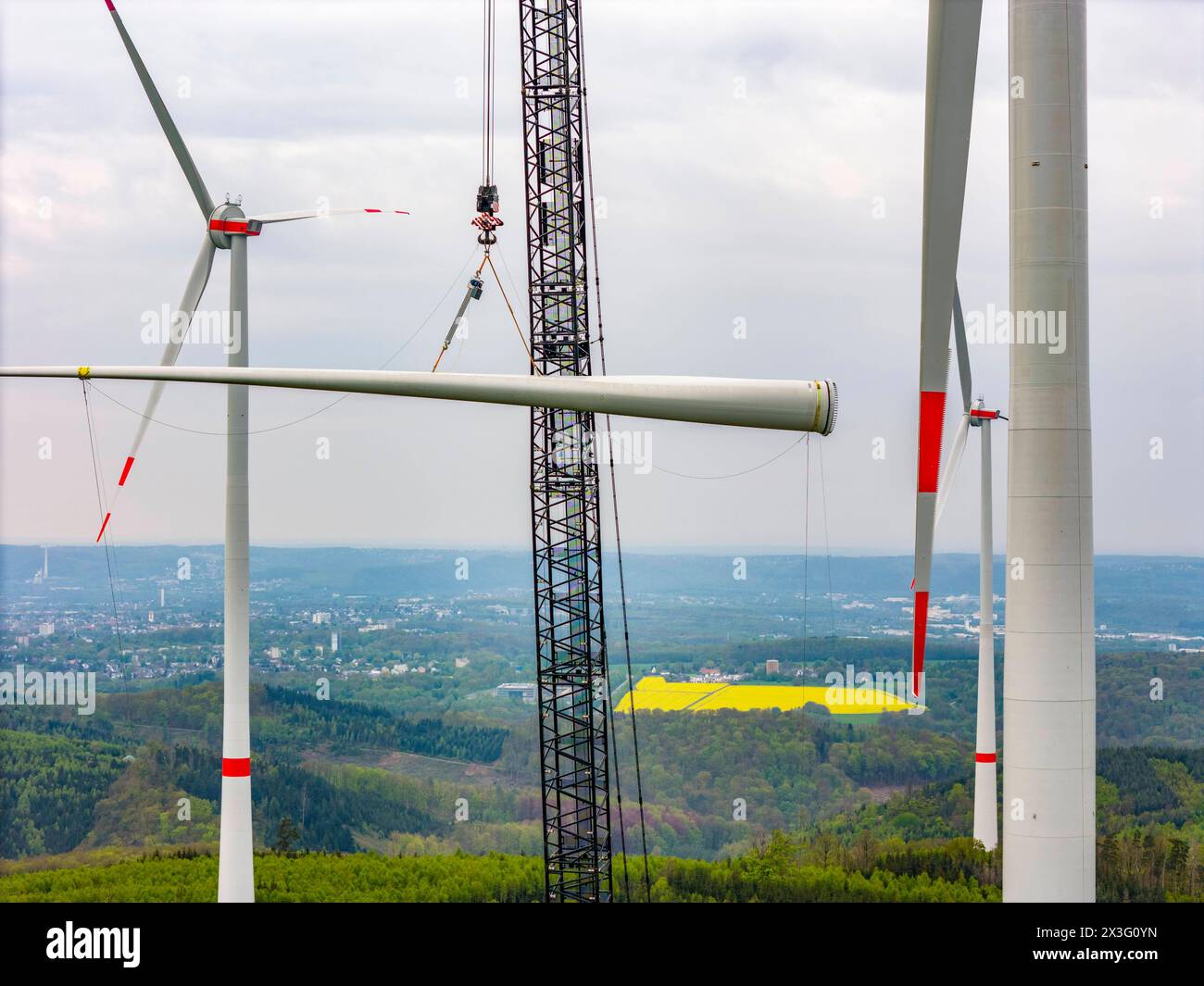 Aufbau eines Windrades, Windenergieanlage, Montage des dritten Flügels ...