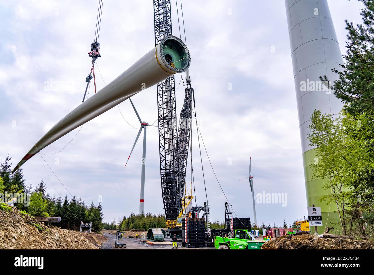 Aufbau eines Windrades, Windenergieanlage, Montage des dritten Flügels ...