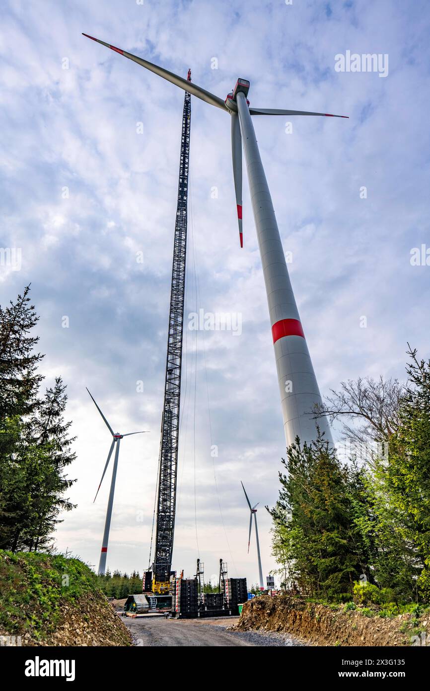 Aufbau eines Windrades, Windenergieanlage, Montage des dritten Flügels ...