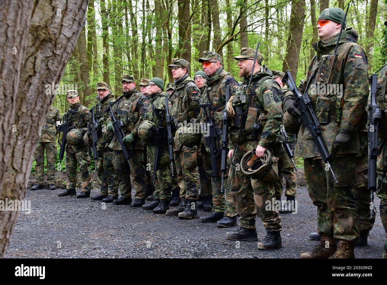 Angetretene Soldaten auf dem Übungsplatz mit voller Ausrüstung. Im ...
