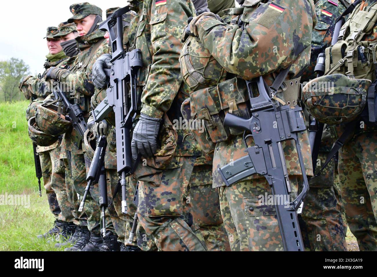Angetretene Soldaten auf dem Übungsplatz mit voller Ausrüstung. Im ...