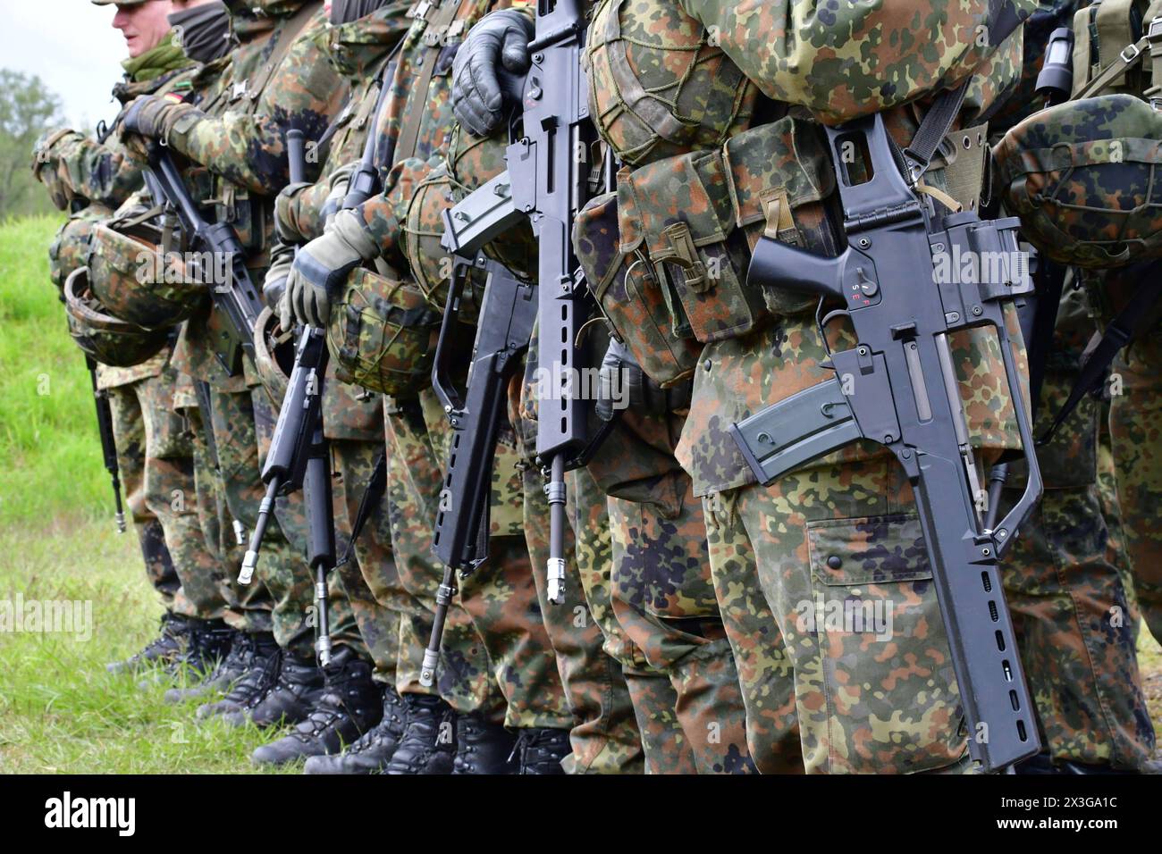 Angetretene Soldaten auf dem Übungsplatz mit voller Ausrüstung. Im ...