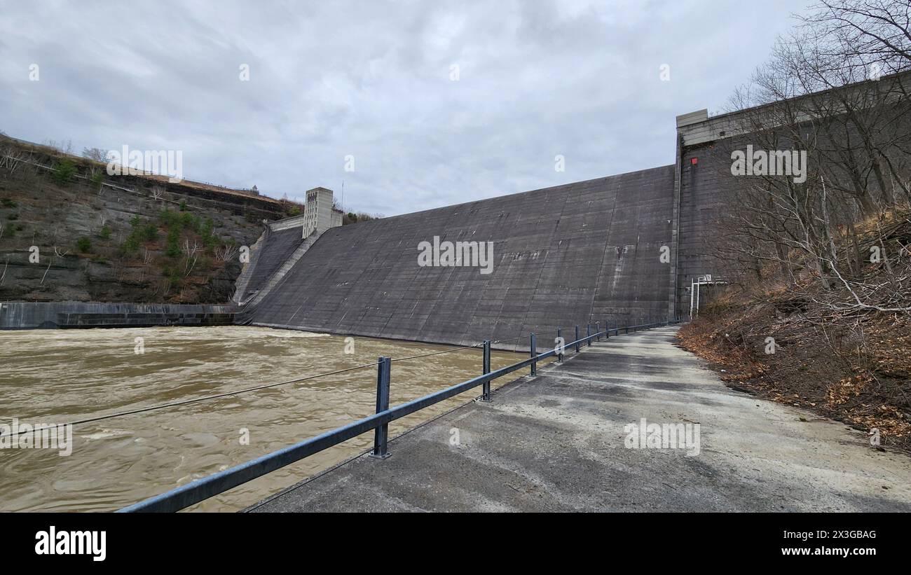 The Mount Morris Dam stands in the flow of the Genesee River within the ...