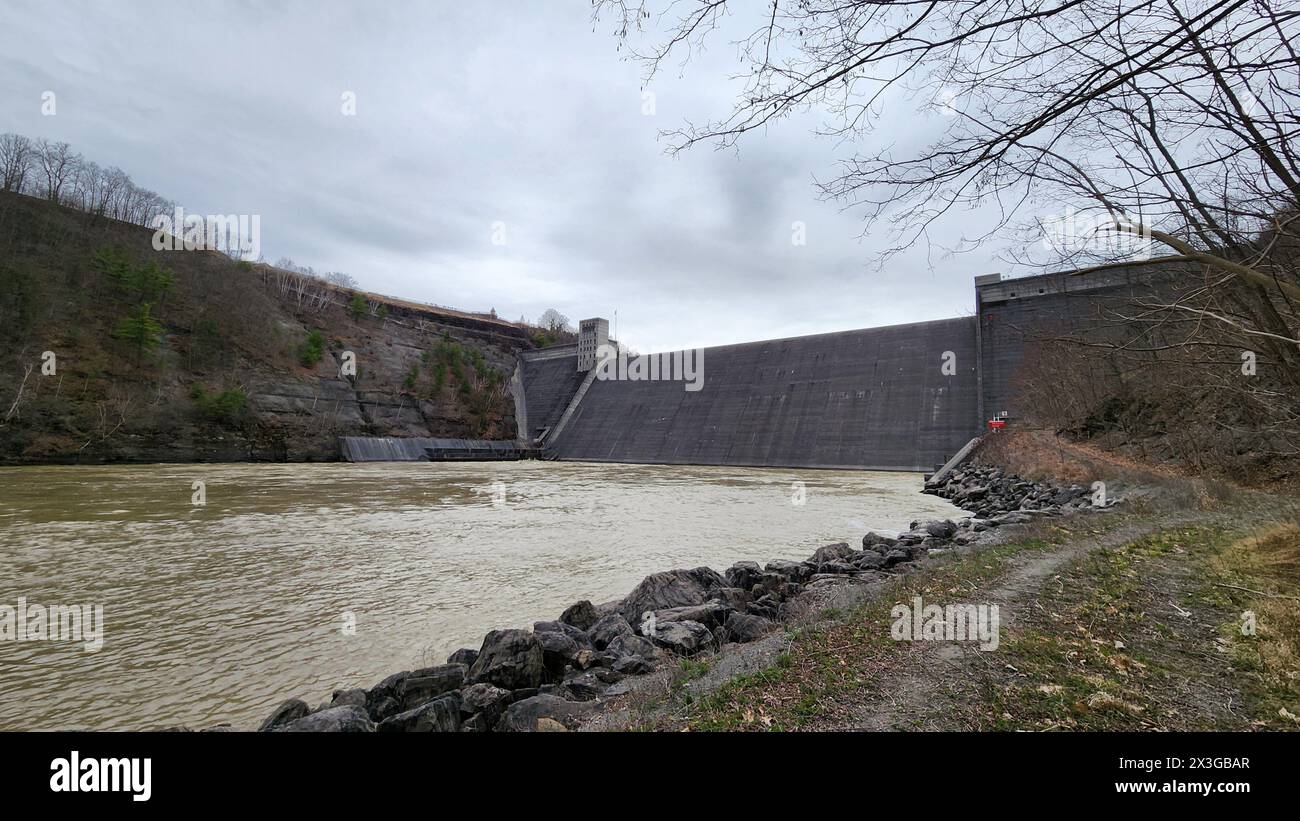 The Mount Morris Dam stands in the flow of the Genesee River within the ...