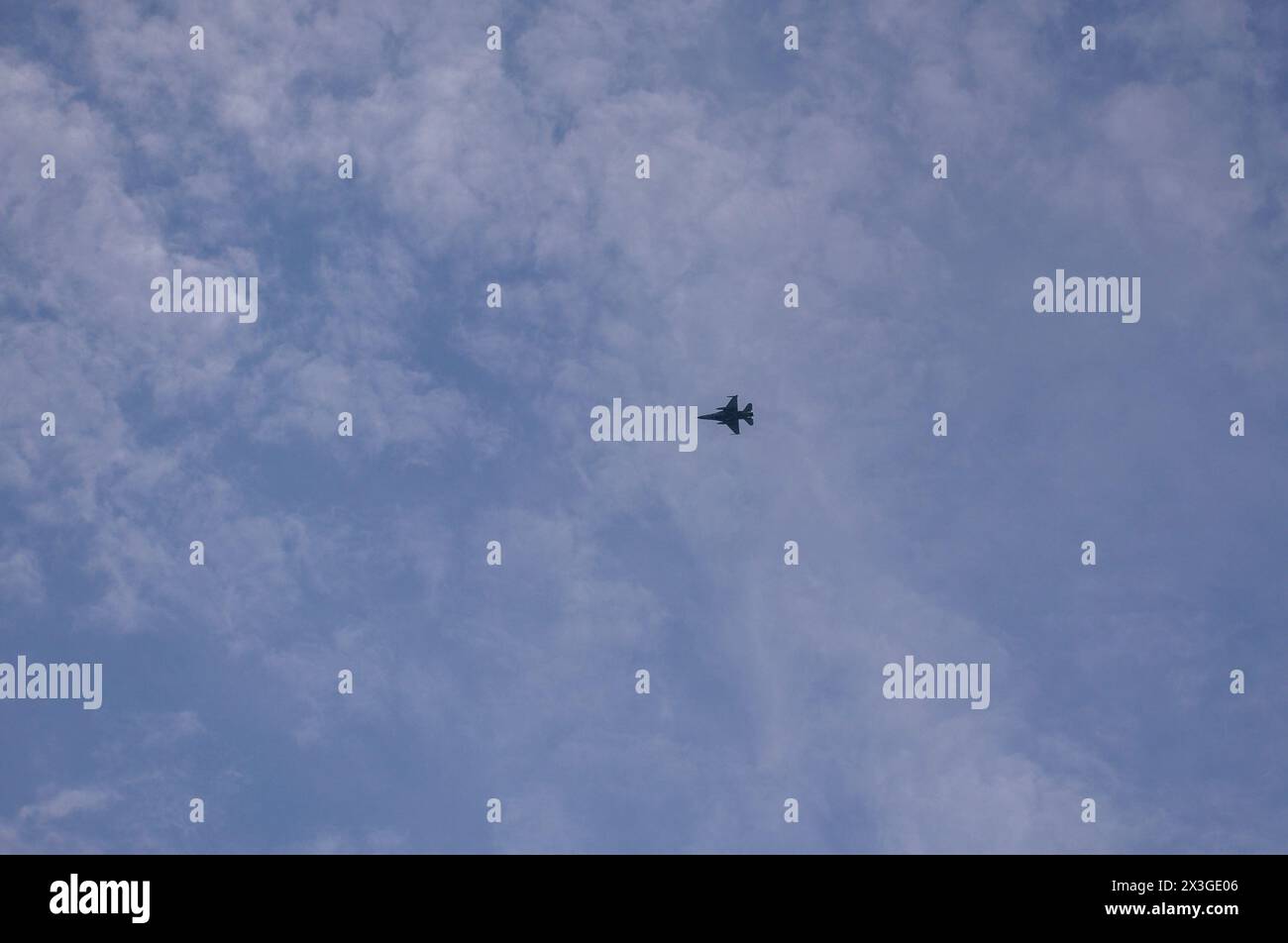 Jet fighter flying hi-res stock photography and images - Alamy