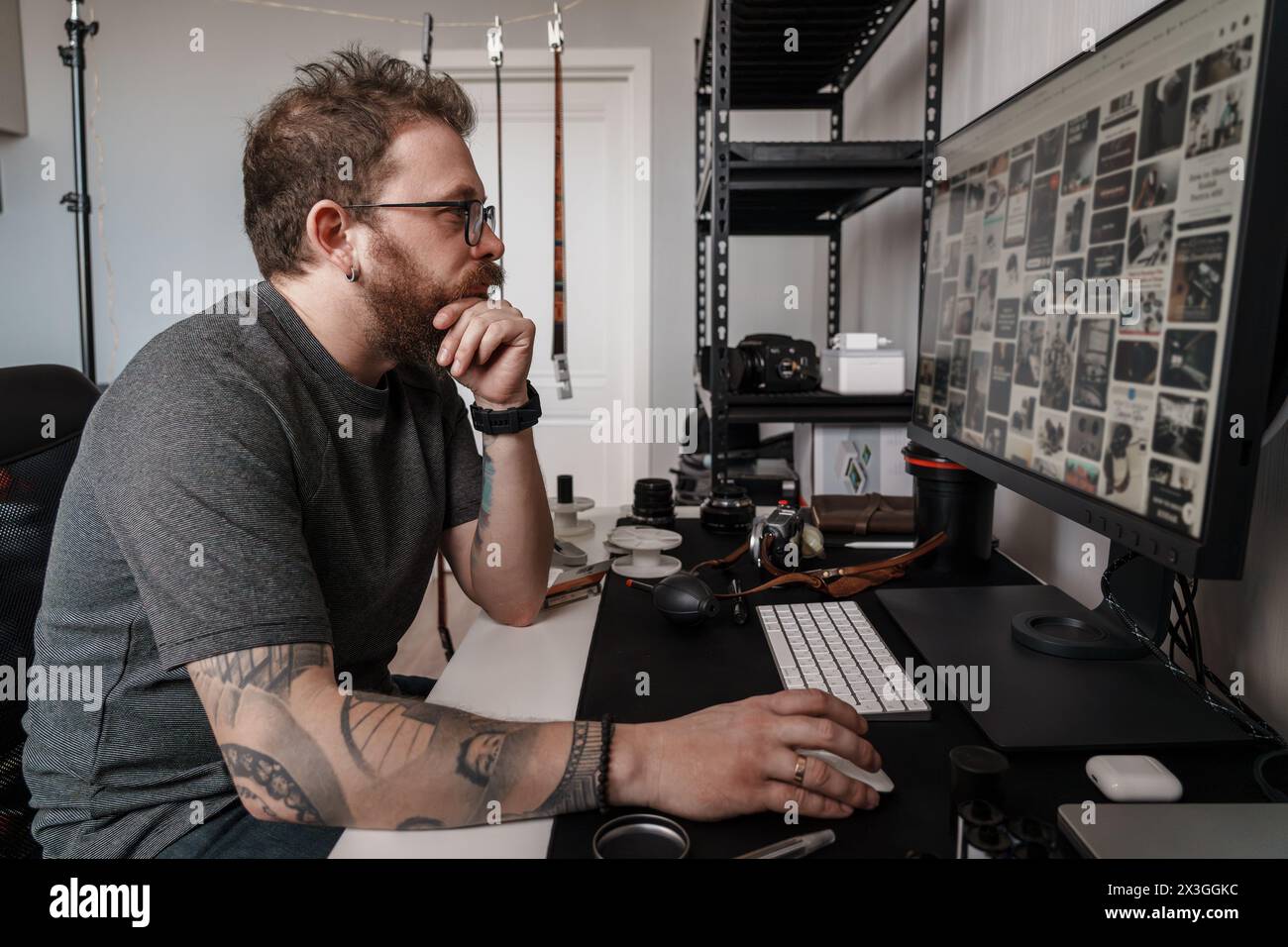 Professional photographer reviewing photos on computer Stock Photo - Alamy