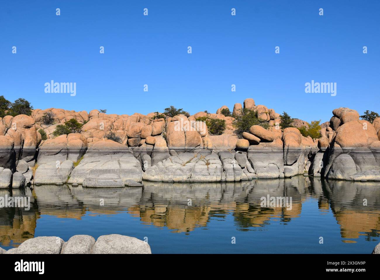 Bathtub ring in lake showing effects of drought Stock Photo - Alamy