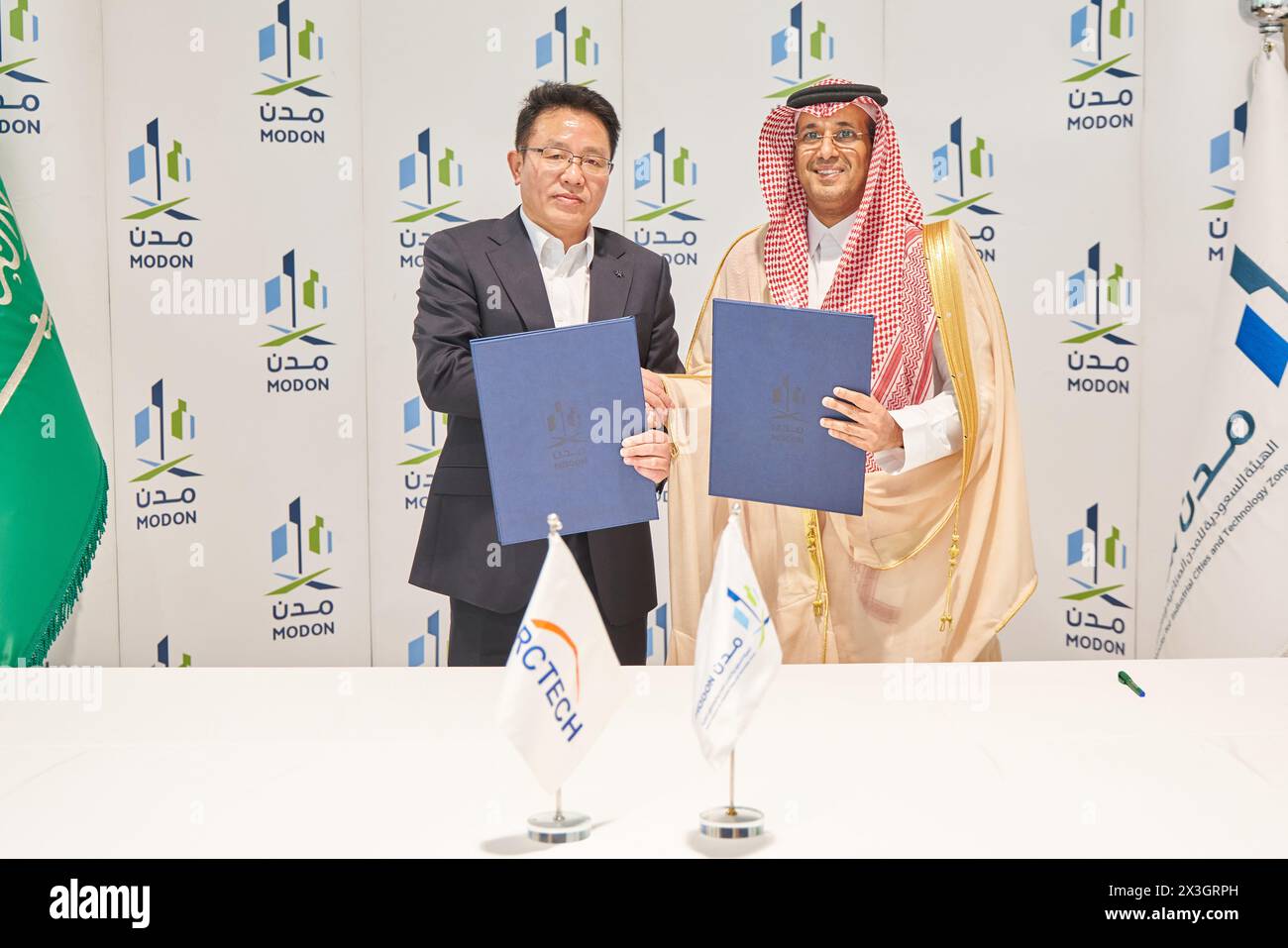 (240427) -- JEDDAH, April 27, 2024 (Xinhua) -- Arctech's Chairman Cai ...