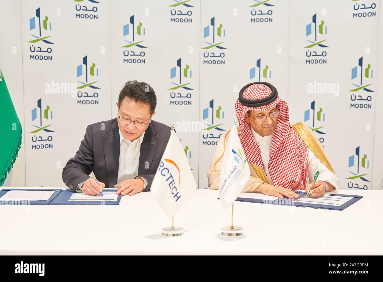 (240427) -- JEDDAH, April 27, 2024 (Xinhua) -- Arctech's Chairman Cai ...