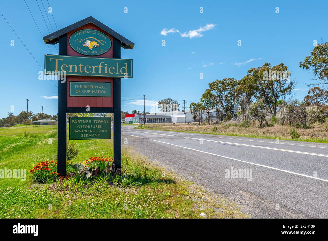 Welcome to Tenterfield sign at the northern entrance to Tenterfield ...