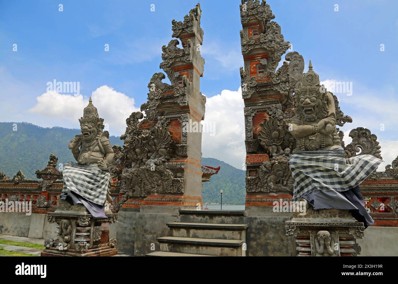 The split gate - Pura Ulun Dana Bratan, Bali, Indonesia Stock Photo - Alamy