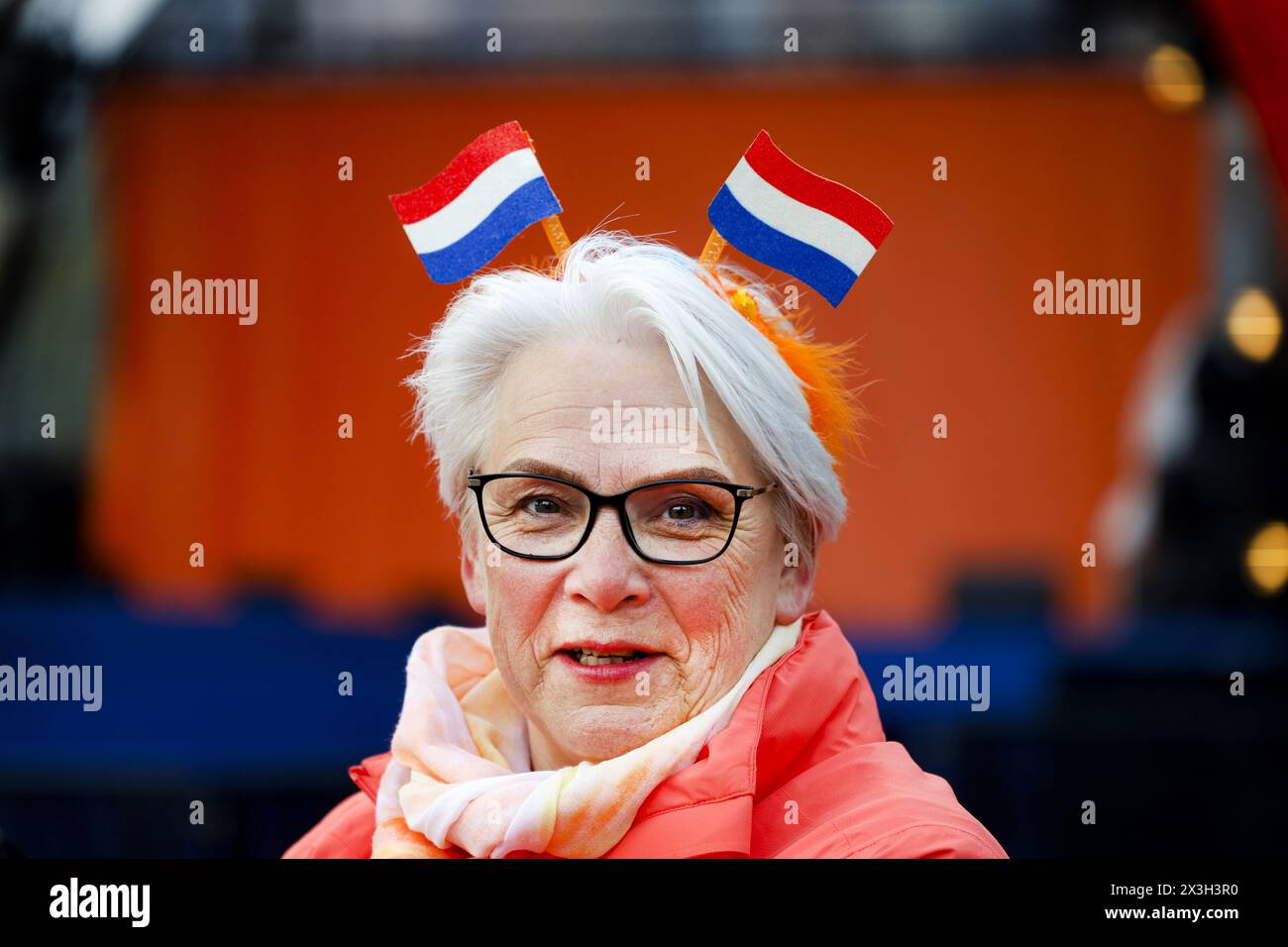 EMMEN - The first Orange fans have taken a place along the route that ...