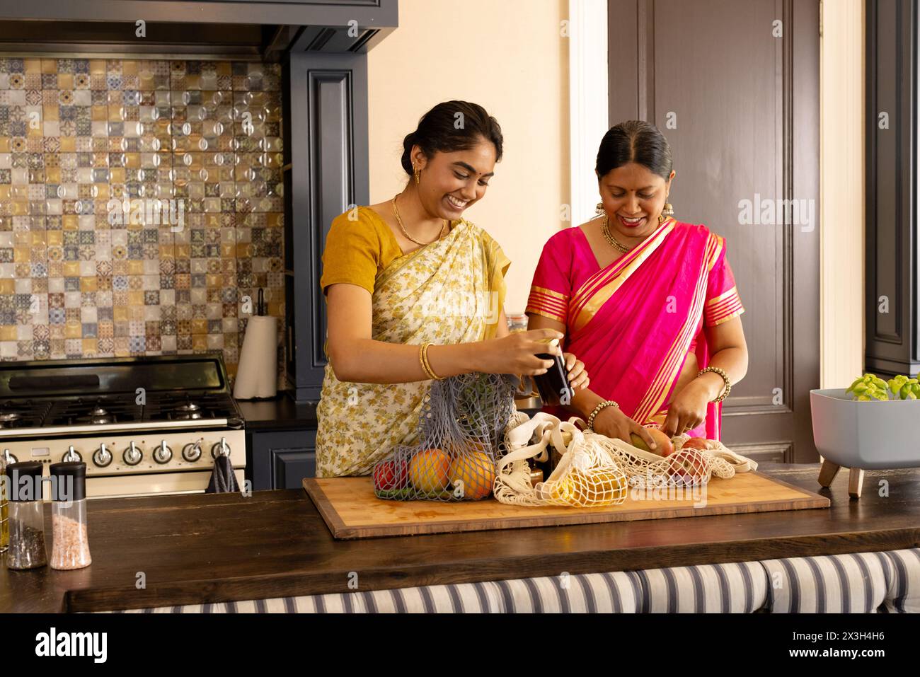 Mother teenage daughter cook hi-res stock photography and images - Alamy