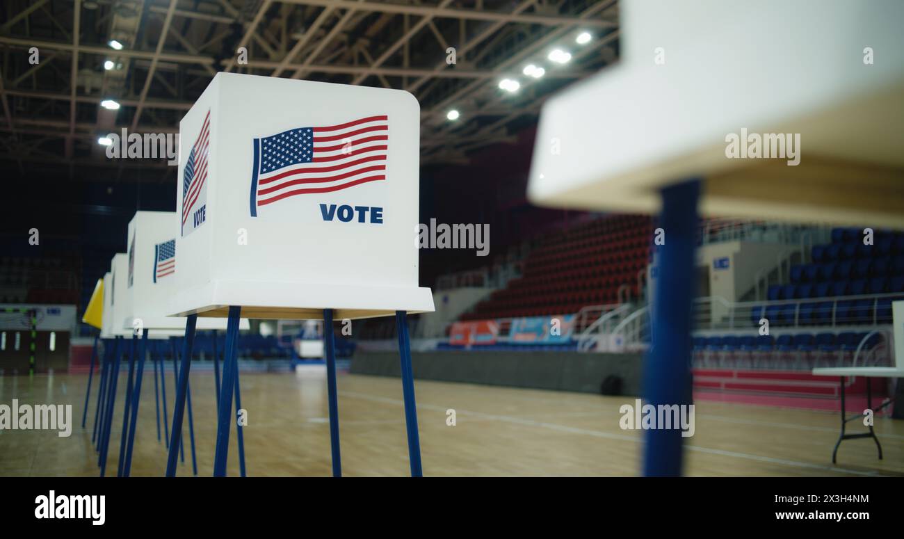 Us election poll station hi-res stock photography and images - Alamy