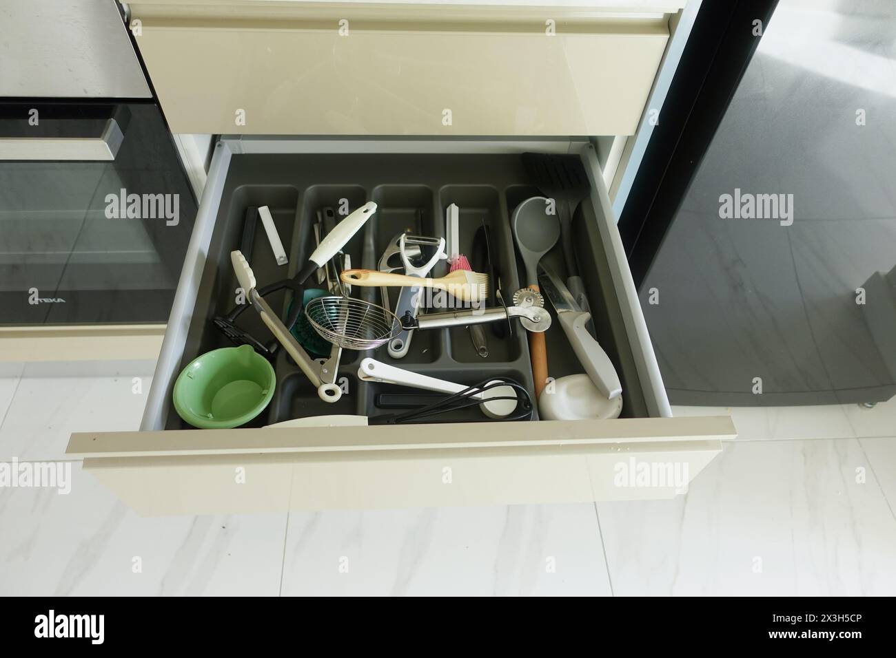 Kitchen drawer messy hi-res stock photography and images - Alamy
