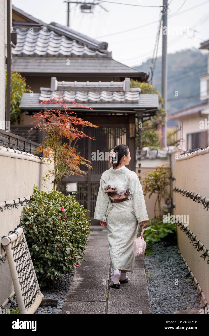 Japanese Kimono Portrait back view photography. Kyoto, Japan. Japanese ...