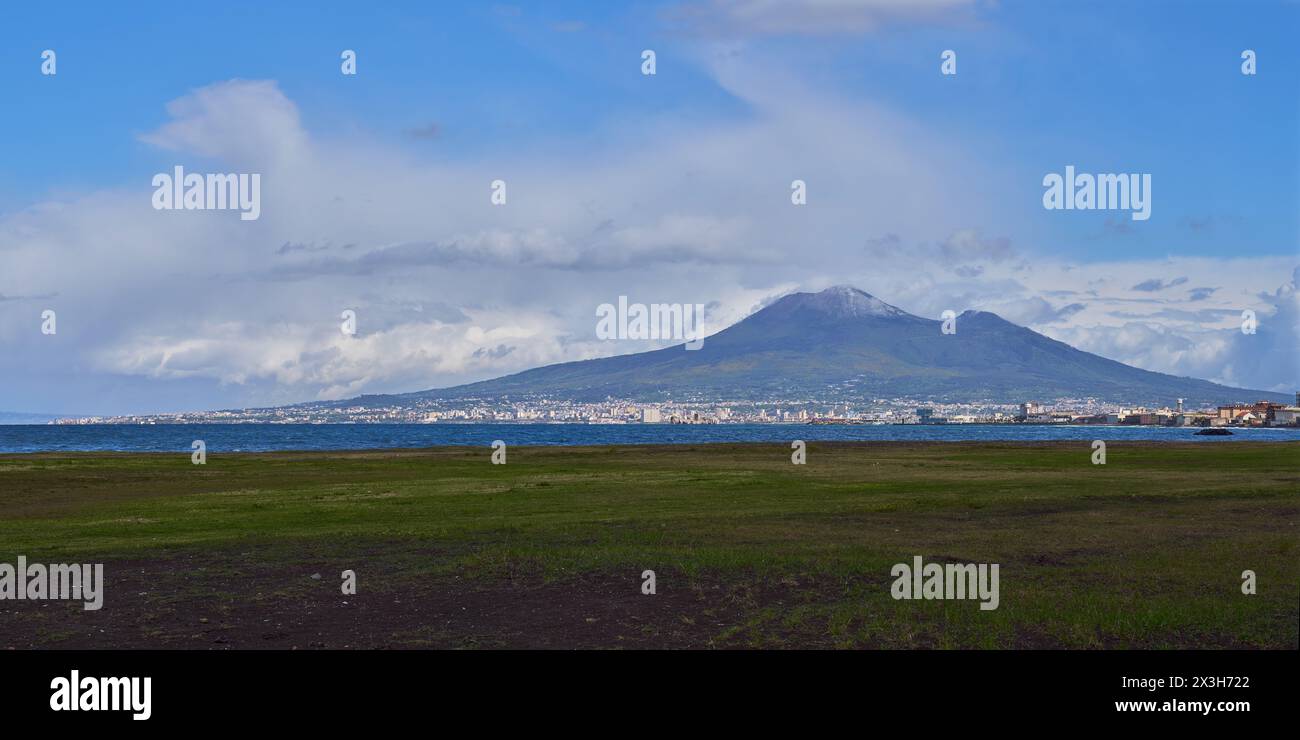 Panoramic view of mount Vesuvius (monte Vesuvio) and the gulf if Naples ...
