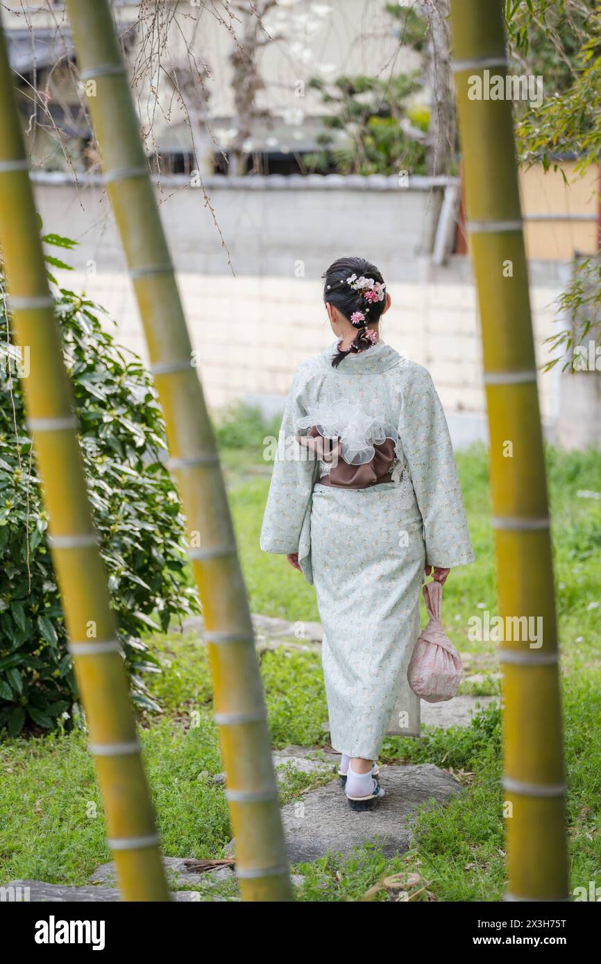 Japanese Kimono Portrait back view photography. Kyoto, Japan. Japanese ...