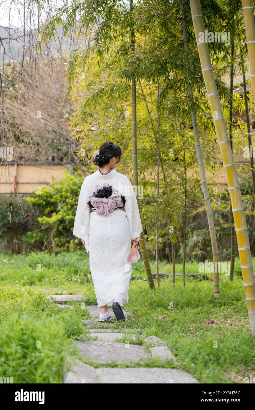 Japanese Kimono Portrait back view photography. Kyoto, Japan. Japanese ...