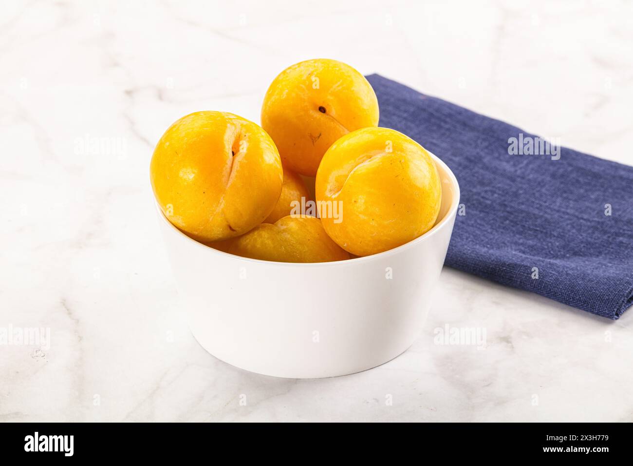 Ripe sweet and juicy Yellow Plums in the bowl Stock Photo - Alamy