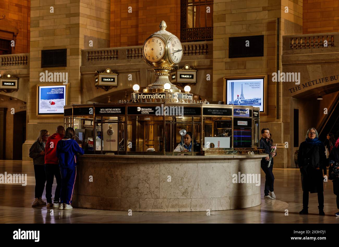 People around information booth in Grand Central Station or Terminal's ...