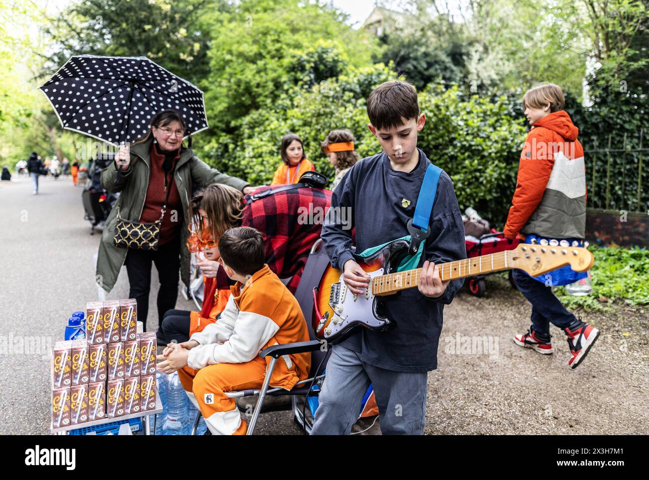 AMSTERDAM - Children and their parents take position at the free market ...