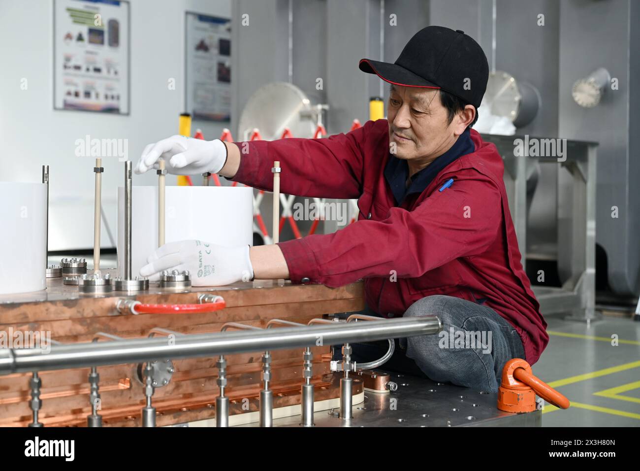 Ion source hi-res stock photography and images - Alamy