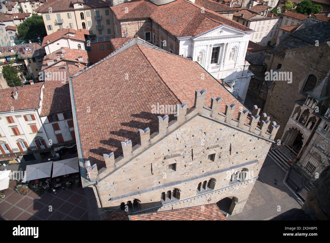 Gothic Palazzo della Ragione and Neo-Classical Cattedrale di Sant ...