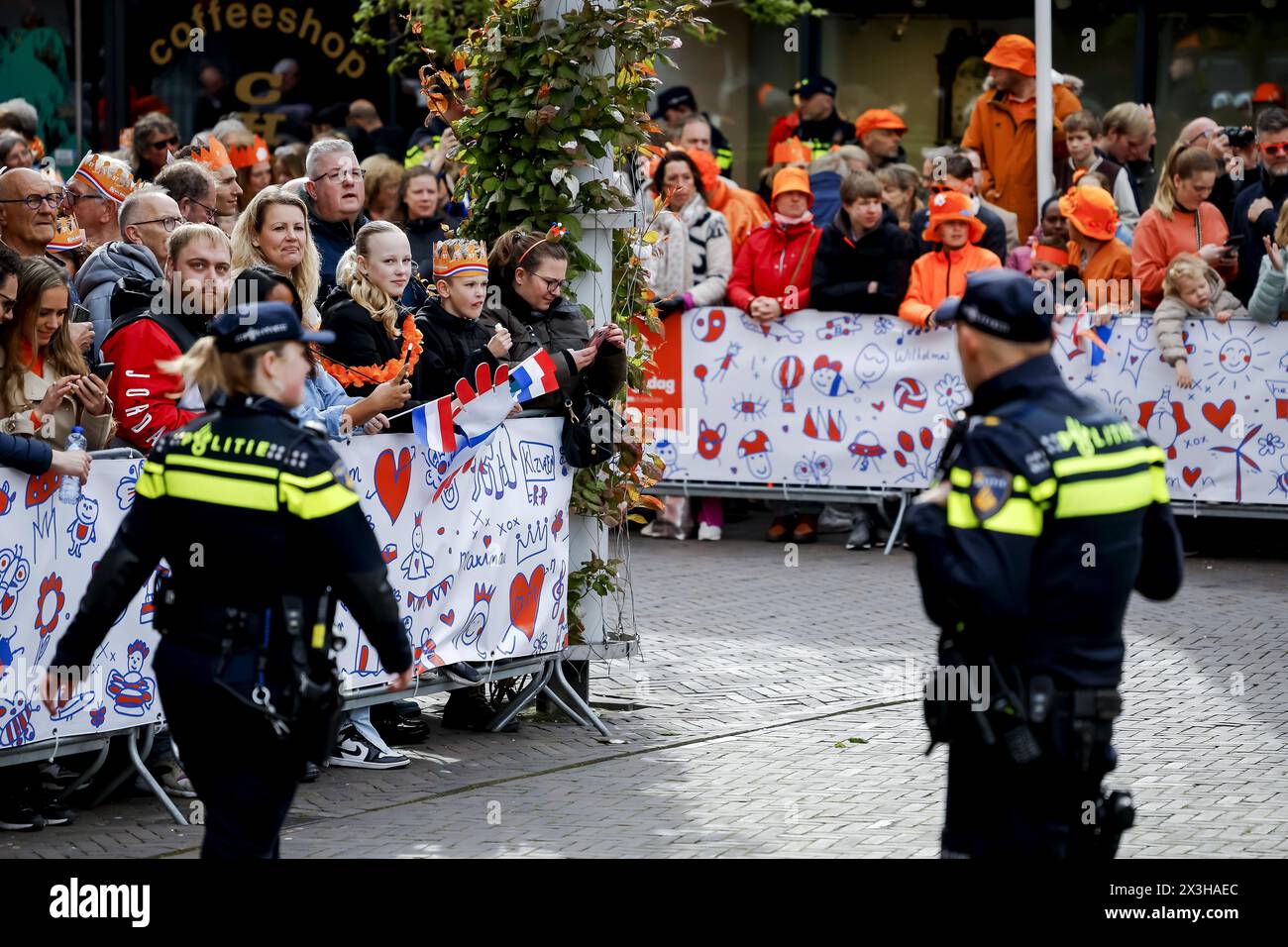 EMMEN - The first Orange fans have taken a place along the route that ...
